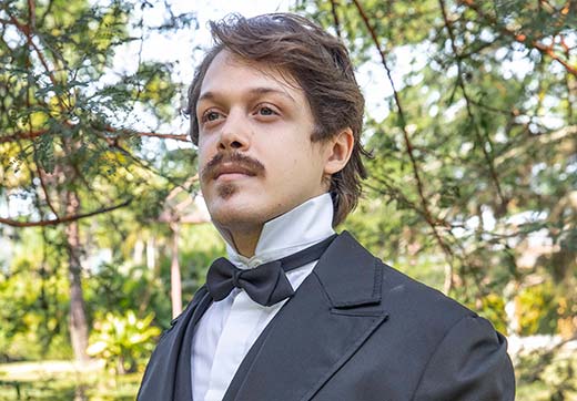 O ator Daniel Torres interpreta o personagem Gastão D’Orleans na novela ...