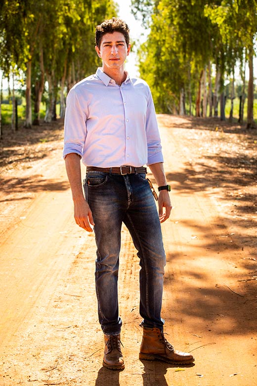 Conheça um pouco de Johnny Massaro - iFolha