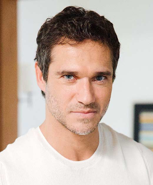 O ator Paulo Rocha interpreta o personagem Volney, na novela “Mania de ...